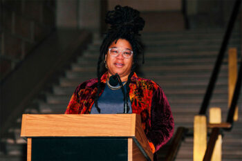 Reconocen a Kai Davis como la poeta laureada 2024-2025 en Filadelfia