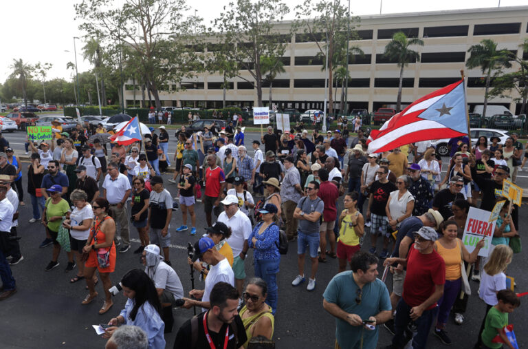 Activistas protestan en San Juan contra el operador eléctrico de Puerto ...